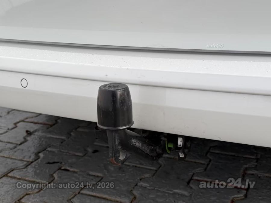 White Volkswagen Multivan 2016 in Tallinn, with an engine capacity of 2.00 L and mileage of 191 thousand km for 29900 €, photo 16 on AUTOMOTO.COM.LV