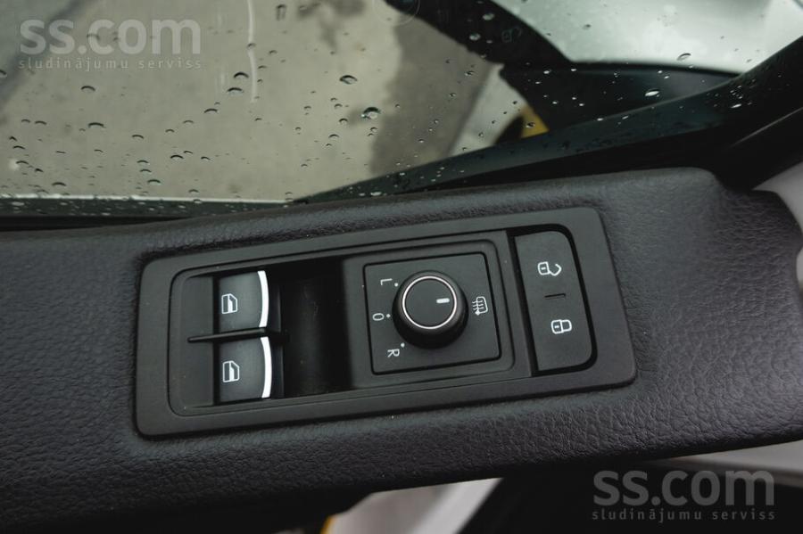 Yellow Volkswagen Multivan 2018 in Riga, with an engine capacity of 2.00 L and mileage of 207 thousand km for 27900 €, photo 19 on AUTOMOTO.COM.LV