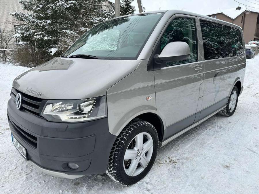 Yellow Volkswagen Multivan 2011 in Vilnius, with an engine capacity of 1.97 L and mileage of 331 thousand km for 14900 €, photo 3 on AUTOMOTO.COM.LV