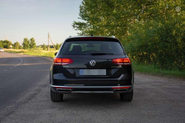 Black Volkswagen Passat Alltrack 2017 in Elektrenai, with an engine capacity of 1.97 L and mileage of 265 thousand km for 13650 €, photo 4 on AUTOMOTO.COM.LV