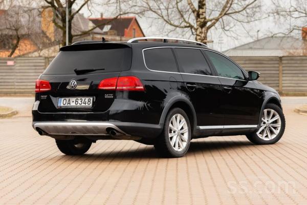 Black Volkswagen Passat Alltrack 2013 in Jelgava, with an engine capacity of 2.00 L and mileage of 295 thousand km for 8500 €, photo 3 on AUTOMOTO.COM.LV
