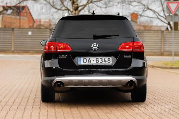 Black Volkswagen Passat Alltrack 2013 in Jelgava, with an engine capacity of 2.00 L and mileage of 295 thousand km for 8500 €, photo 4 on AUTOMOTO.COM.LV