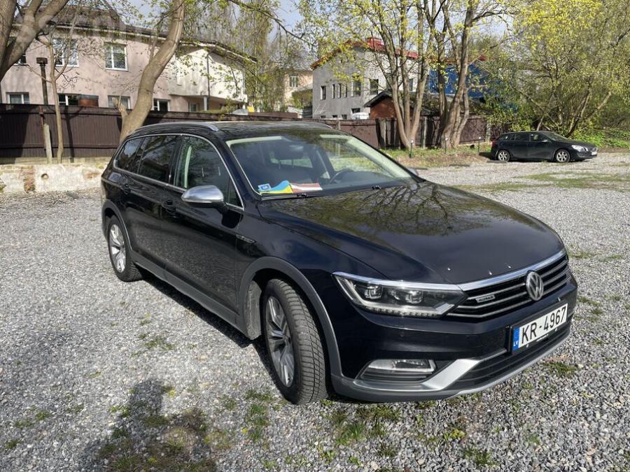 Black Volkswagen Passat Alltrack 2017 in Riga, with an engine capacity of 2.00 L and mileage of 298 thousand km for 15000 €, photo 2 on AUTOMOTO.COM.LV