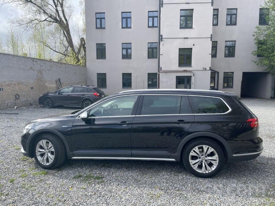 Black Volkswagen Passat Alltrack 2017 in Riga, with an engine capacity of 2.00 L and mileage of 298 thousand km for 15000 €, photo 6 on AUTOMOTO.COM.LV