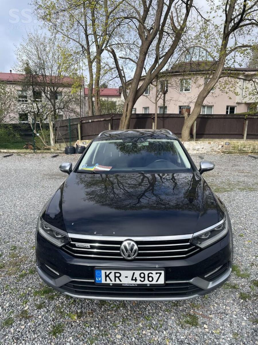 Black Volkswagen Passat Alltrack 2017 in Riga, with an engine capacity of 2.00 L and mileage of 298 thousand km for 15000 €, photo 7 on AUTOMOTO.COM.LV