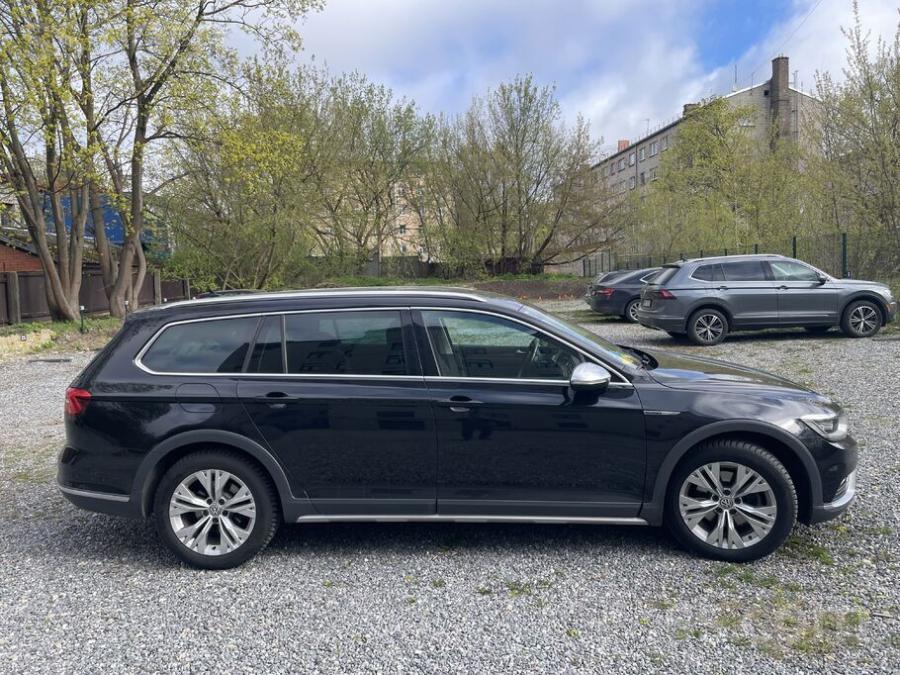 Black Volkswagen Passat Alltrack 2017 in Riga, with an engine capacity of 2.00 L and mileage of 298 thousand km for 15000 €, photo 8 on AUTOMOTO.COM.LV