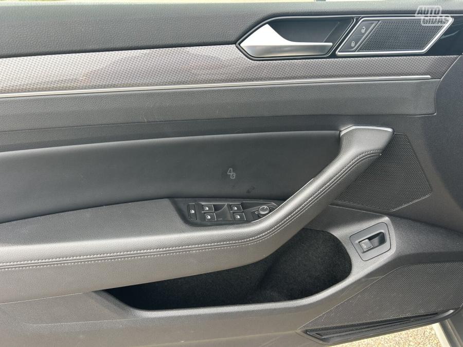 Black Volkswagen Passat Alltrack 2017 in Vilnius, with an engine capacity of 2.00 L and mileage of 309 thousand km for 15500 €, photo 11 on AUTOMOTO.COM.LV