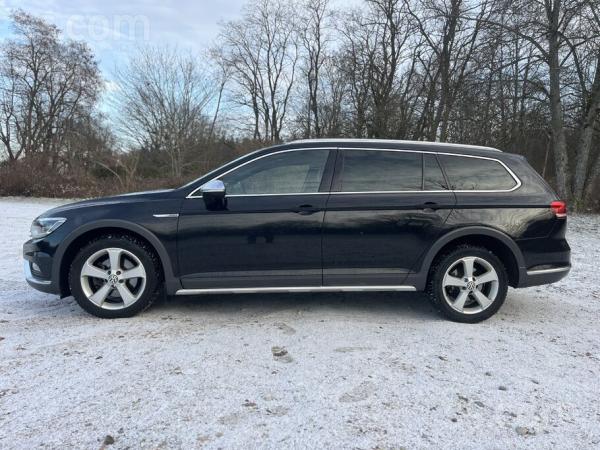 Black Volkswagen Passat Alltrack 2018 in Riga, with an engine capacity of 2.00 L and mileage of 194 thousand km for 18250 €, photo 3 on AUTOMOTO.COM.LV