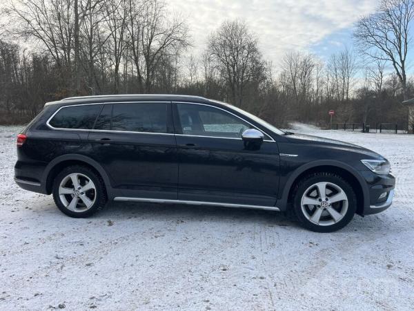 Black Volkswagen Passat Alltrack 2018 in Riga, with an engine capacity of 2.00 L and mileage of 194 thousand km for 18250 €, photo 7 on AUTOMOTO.COM.LV
