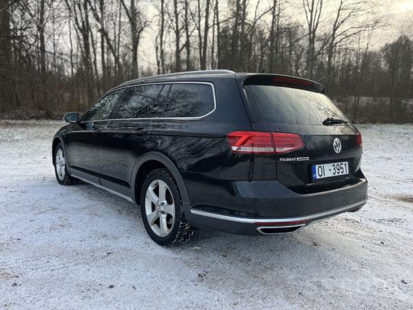 Black Volkswagen Passat Alltrack 2018 in Riga, with an engine capacity of 2.00 L and mileage of 194 thousand km for 17650 €, photo 4 on AUTOMOTO.COM.LV