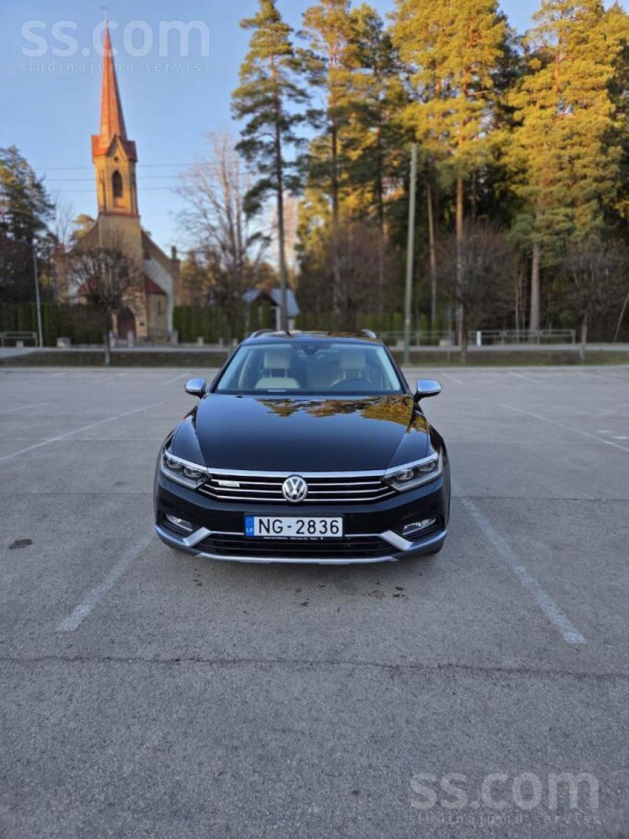Black Volkswagen Passat Alltrack 2018 in Ogre, with an engine capacity of 2.00 L and mileage of 185 thousand km for 16900 €, photo 1 on AUTOMOTO.COM.LV