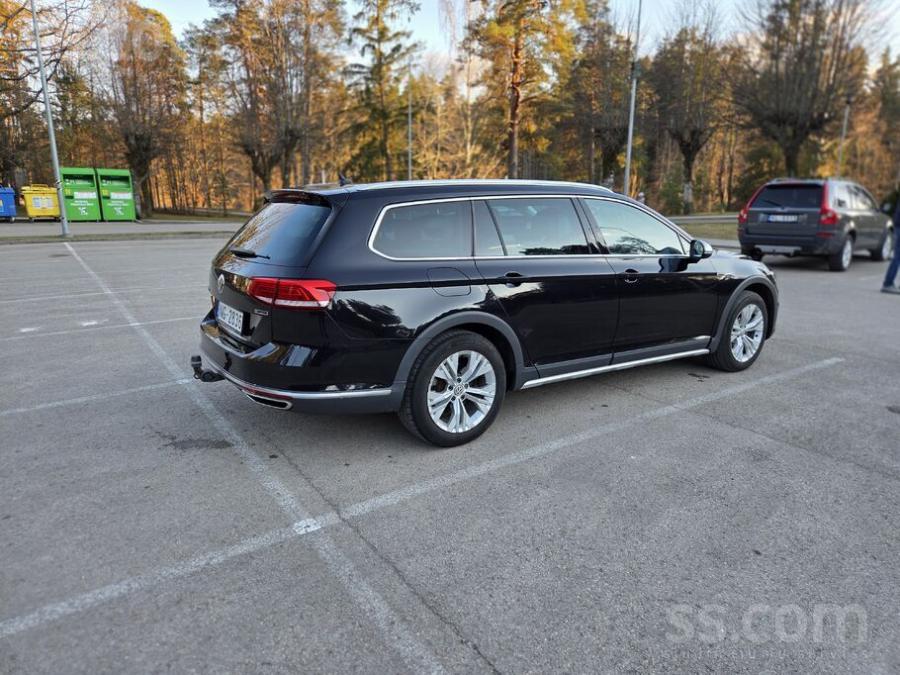 Black Volkswagen Passat Alltrack 2018 in Ogre, with an engine capacity of 2.00 L and mileage of 185 thousand km for 16900 €, photo 6 on AUTOMOTO.COM.LV
