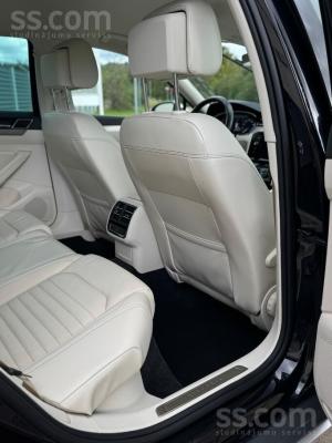 Black Volkswagen Passat Alltrack 2018 in Ogre, with an engine capacity of 2.00 L and mileage of 185 thousand km for 16900 €, photo 13 on AUTOMOTO.COM.LV