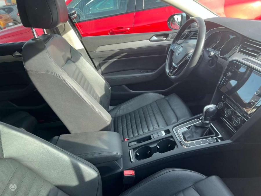 Black Volkswagen Passat Alltrack 2018 in Taurage, with an engine capacity of 1.97 L and mileage of 162 thousand km for 14600 €, photo 3 on AUTOMOTO.COM.LV