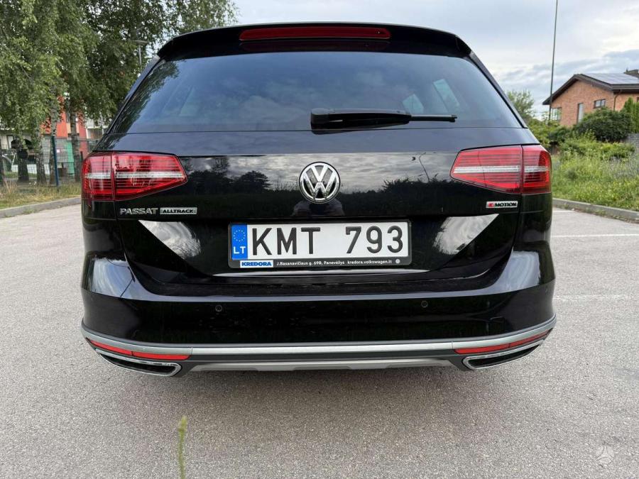 Black Volkswagen Passat Alltrack 2018 in Vilnius, with an engine capacity of 2.00 L and mileage of 104 thousand km for 22250 €, photo 3 on AUTOMOTO.COM.LV