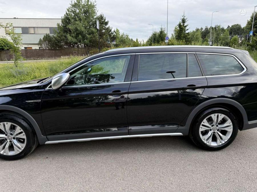 Black Volkswagen Passat Alltrack 2018 in Vilnius, with an engine capacity of 2.00 L and mileage of 104 thousand km for 22250 €, photo 4 on AUTOMOTO.COM.LV