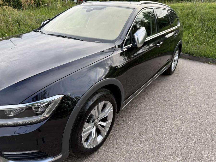 Black Volkswagen Passat Alltrack 2018 in Vilnius, with an engine capacity of 2.00 L and mileage of 104 thousand km for 22250 €, photo 7 on AUTOMOTO.COM.LV