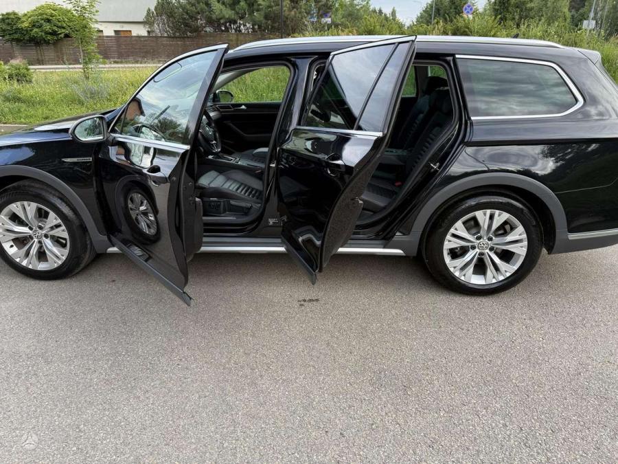 Black Volkswagen Passat Alltrack 2018 in Vilnius, with an engine capacity of 2.00 L and mileage of 104 thousand km for 22250 €, photo 14 on AUTOMOTO.COM.LV