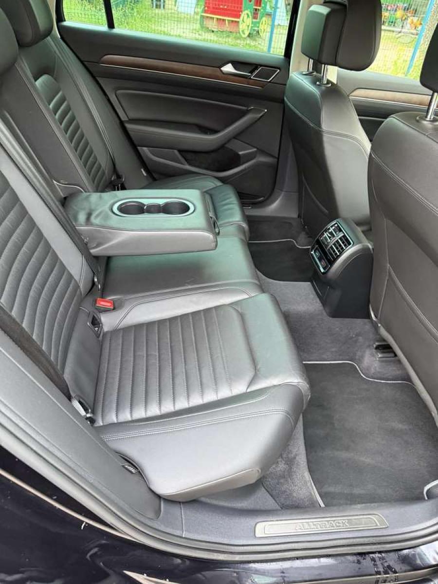 Black Volkswagen Passat Alltrack 2018 in Vilnius, with an engine capacity of 2.00 L and mileage of 104 thousand km for 22250 €, photo 17 on AUTOMOTO.COM.LV