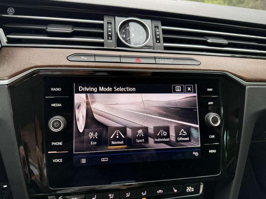 Black Volkswagen Passat Alltrack 2018 in Vilnius, with an engine capacity of 2.00 L and mileage of 104 thousand km for 22250 €, photo 22 on AUTOMOTO.COM.LV