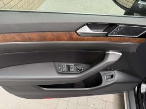 Black Volkswagen Passat Alltrack 2018 in Vilnius, with an engine capacity of 2.00 L and mileage of 104 thousand km for 22250 €, photo 26 on AUTOMOTO.COM.LV