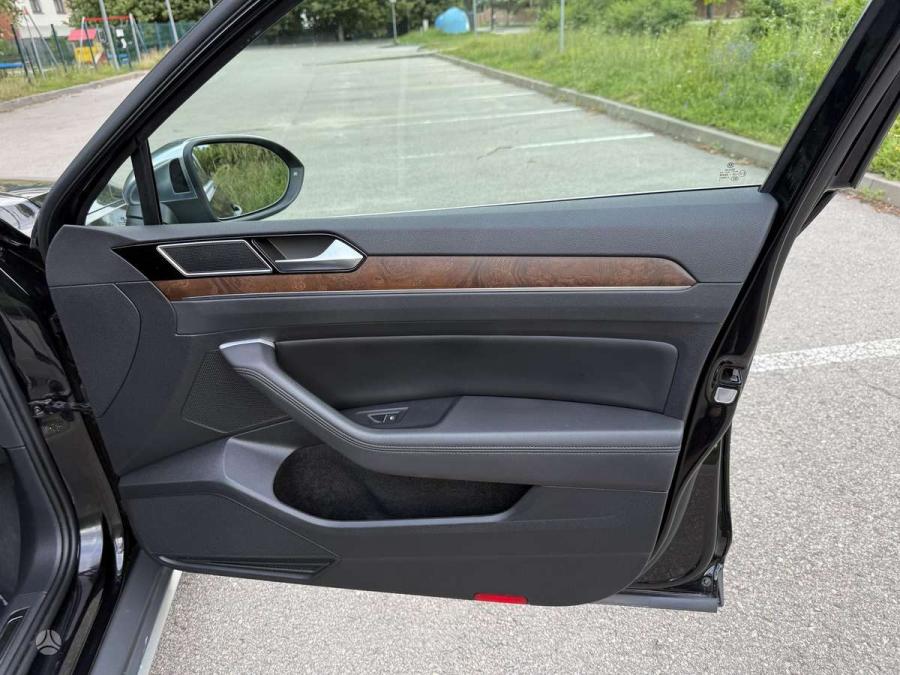 Black Volkswagen Passat Alltrack 2018 in Vilnius, with an engine capacity of 2.00 L and mileage of 104 thousand km for 22250 €, photo 28 on AUTOMOTO.COM.LV