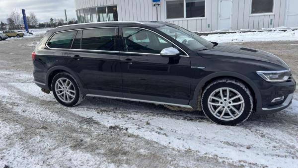 Black Volkswagen Passat Alltrack 2019 in Vilnius, with an engine capacity of 2.00 L and mileage of 193 thousand km for 18800 €, photo 4 on AUTOMOTO.COM.LV