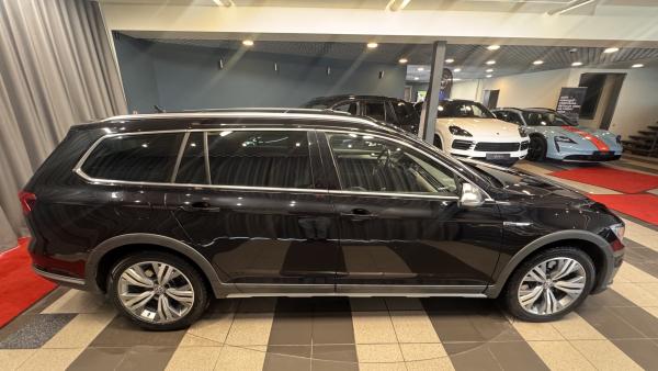 Black Volkswagen Passat Alltrack 2019 in Riga, with an engine capacity of 2.00 L and mileage of 70 thousand km for 25990 €, photo 3 on AUTOMOTO.COM.LV
