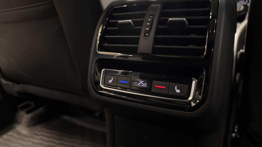 Melns Volkswagen Passat Alltrack 2019 Rīga, ar dzinēja tilpumu 2.00 L un nobraukumu 70 tūkst. km par 25990 €, foto 15 vietnē AUTOMOTO.COM.LV