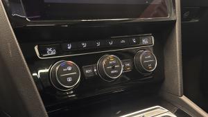 Melns Volkswagen Passat Alltrack 2019 Rīga, ar dzinēja tilpumu 2.00 L un nobraukumu 70 tūkst. km par 25990 €, foto 19 vietnē AUTOMOTO.COM.LV