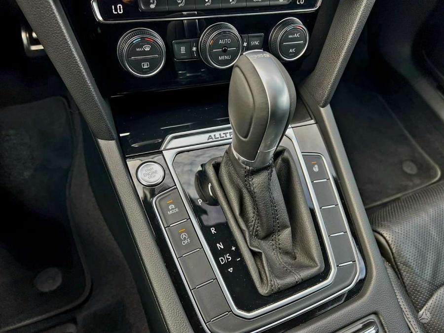 Black Volkswagen Passat Alltrack 2019 in Utena, with an engine capacity of 1.97 L and mileage of 178 thousand km for 19950 €, photo 21 on AUTOMOTO.COM.LV