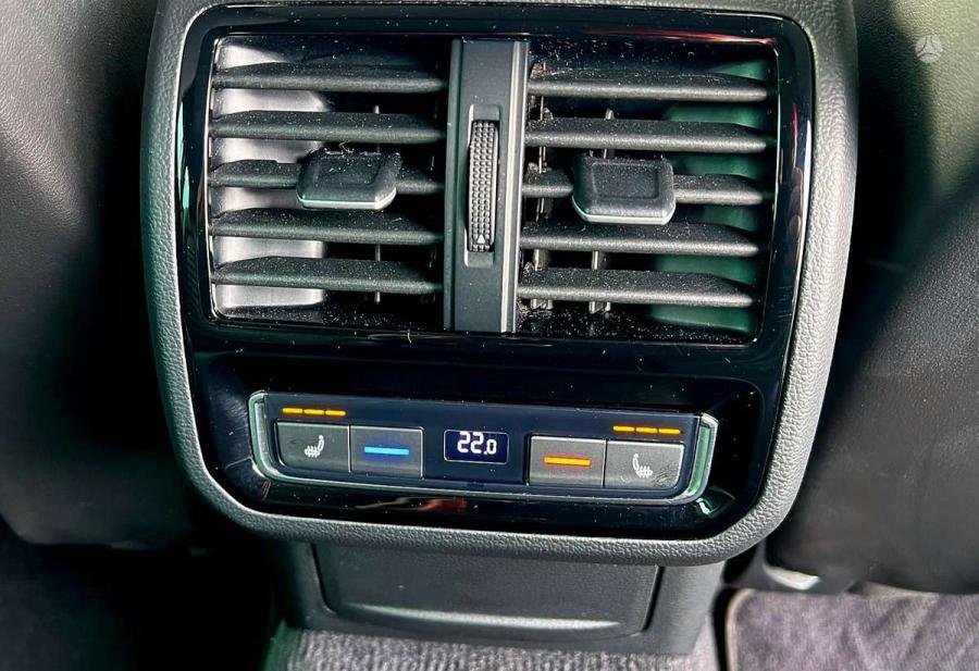 Black Volkswagen Passat Alltrack 2019 in Utena, with an engine capacity of 1.97 L and mileage of 178 thousand km for 19950 €, photo 32 on AUTOMOTO.COM.LV