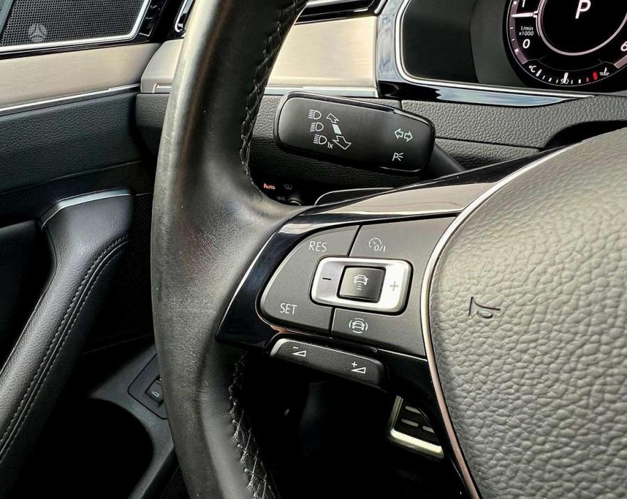 Black Volkswagen Passat Alltrack 2019 in Utena, with an engine capacity of 1.97 L and mileage of 178 thousand km for 19950 €, photo 41 on AUTOMOTO.COM.LV