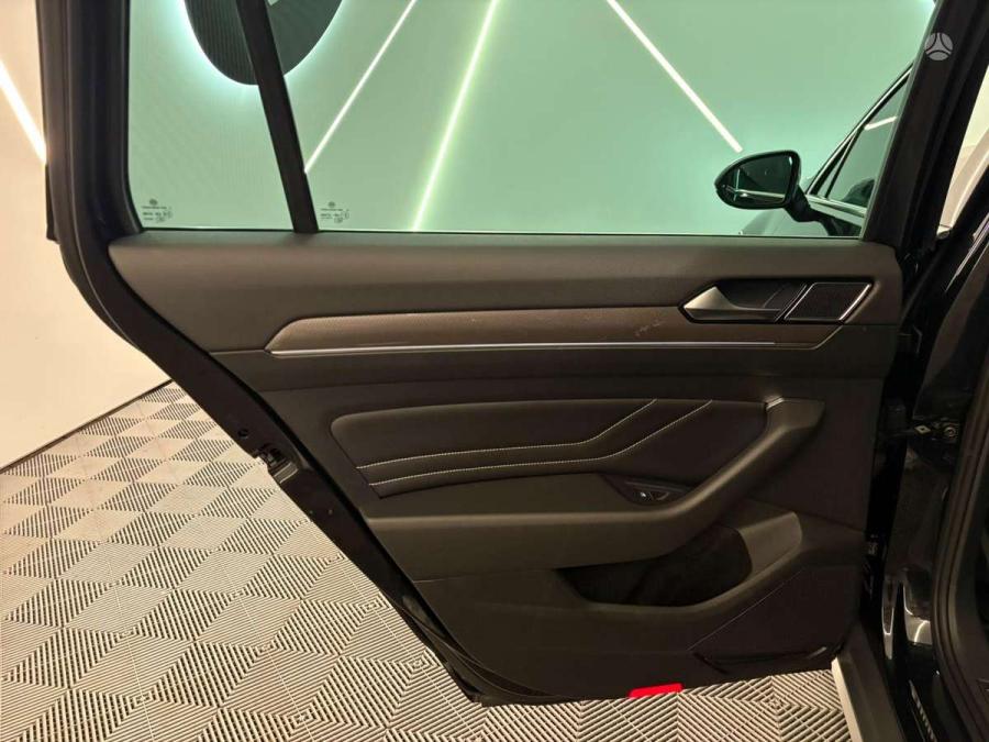 Melns Volkswagen Passat Alltrack 2022 Marijampole, ar dzinēja tilpumu 1.97 L un nobraukumu 186 tūkst. km par 21900 €, foto 25 vietnē AUTOMOTO.COM.LV