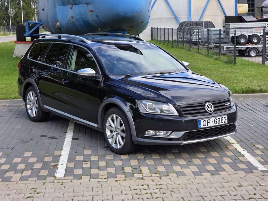 Blue Volkswagen Passat Alltrack 2013 in Riga, with an engine capacity of 2.00 L and mileage of 403 thousand km for 6950 €, photo 3 on AUTOMOTO.COM.LV