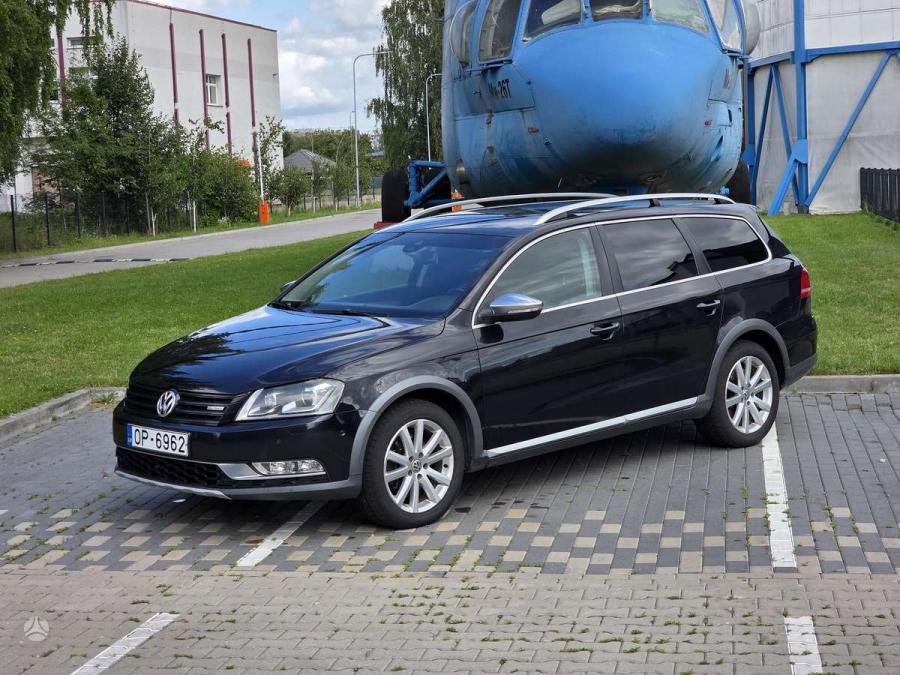 Blue Volkswagen Passat Alltrack 2013 in Riga, with an engine capacity of 2.00 L and mileage of 403 thousand km for 6950 €, photo 4 on AUTOMOTO.COM.LV