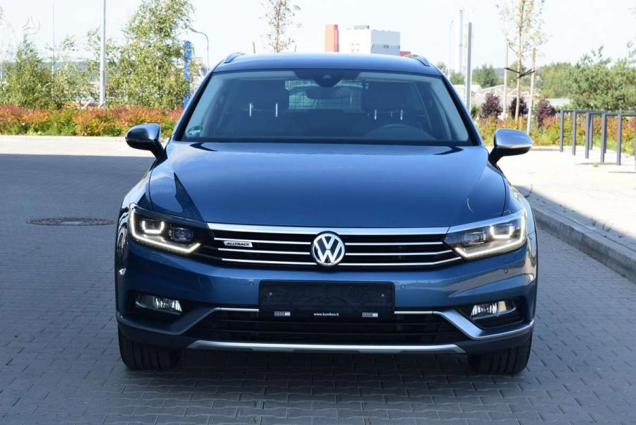 Blue Volkswagen Passat Alltrack 2015 in Vilnius, with an engine capacity of 1.97 L and mileage of 335 thousand km for 10650 €, photo 3 on AUTOMOTO.COM.LV