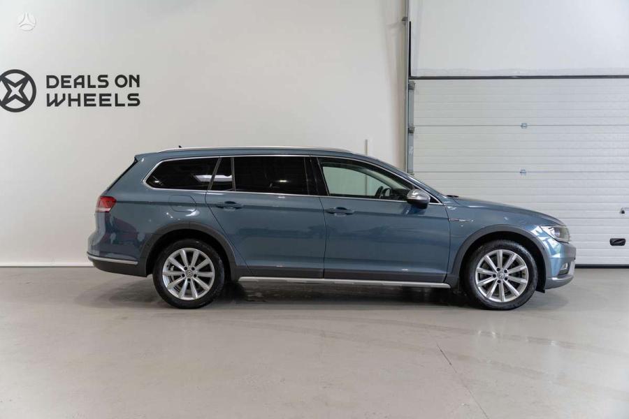Blue Volkswagen Passat Alltrack 2016 in Vilnius, with an engine capacity of 1.97 L and mileage of 162 thousand km for 15490 €, photo 4 on AUTOMOTO.COM.LV