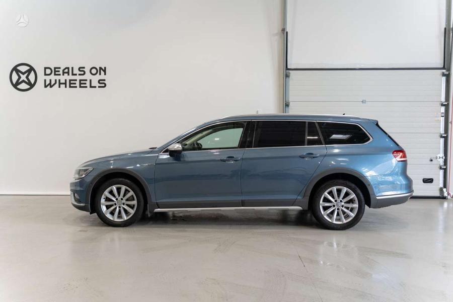 Blue Volkswagen Passat Alltrack 2016 in Vilnius, with an engine capacity of 1.97 L and mileage of 162 thousand km for 15490 €, photo 5 on AUTOMOTO.COM.LV