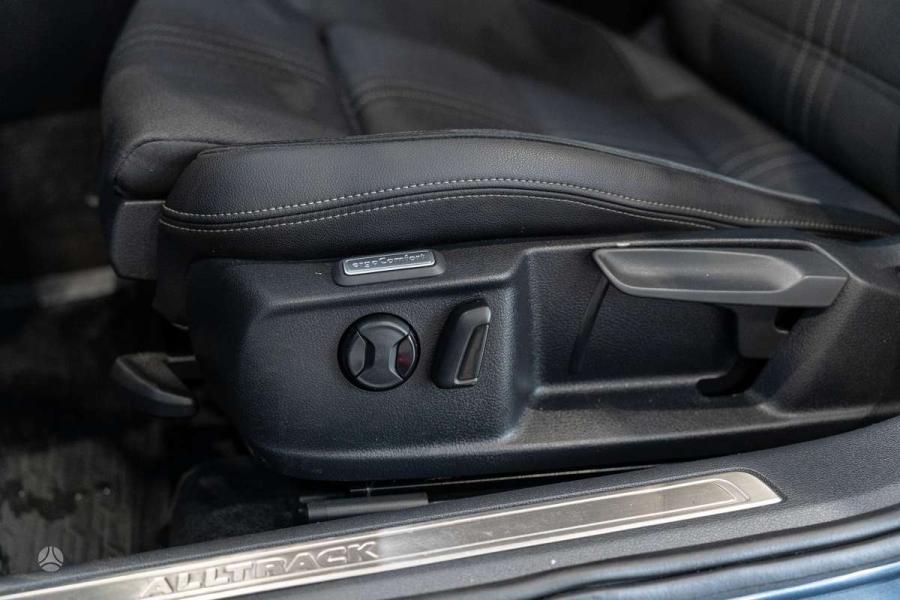 Blue Volkswagen Passat Alltrack 2016 in Vilnius, with an engine capacity of 1.97 L and mileage of 162 thousand km for 15490 €, photo 13 on AUTOMOTO.COM.LV