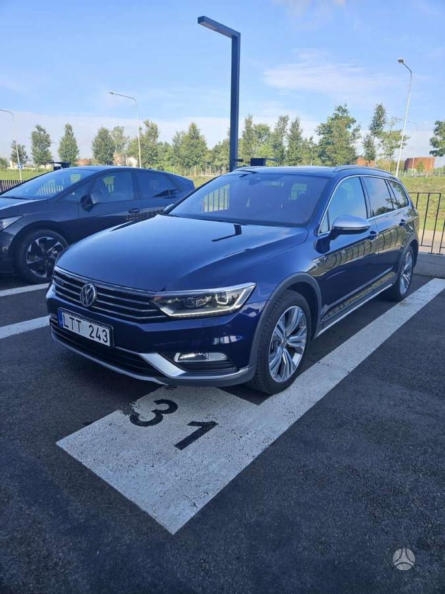 Blue Volkswagen Passat Alltrack 2018 in Vilnius, with an engine capacity of 2.00 L and mileage of 289 thousand km for 15998 €, photo 1 on AUTOMOTO.COM.LV