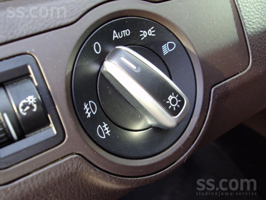 Brown Volkswagen Passat Alltrack 2012 in Riga, with an engine capacity of 2.00 L and mileage of 198 thousand km for 9500 €, photo 12 on AUTOMOTO.COM.LV
