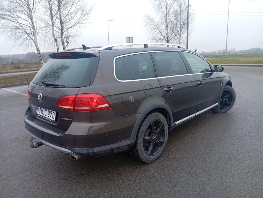 Brown Volkswagen Passat Alltrack 2013 in Vilnius, with an engine capacity of 2.00 L and mileage of 316 thousand km for 6950 €, photo 4 on AUTOMOTO.COM.LV