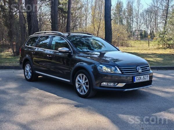 Brown Volkswagen Passat Alltrack 2014 in Riga, with an engine capacity of 2.00 L and mileage of 249 thousand km for 9690 €, photo 4 on AUTOMOTO.COM.LV