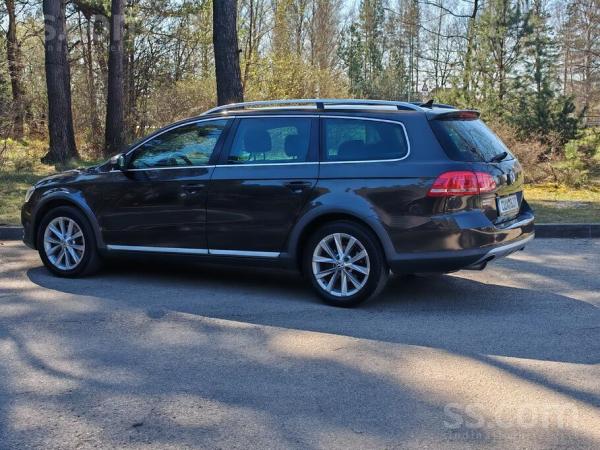 Brown Volkswagen Passat Alltrack 2014 in Riga, with an engine capacity of 2.00 L and mileage of 249 thousand km for 9690 €, photo 8 on AUTOMOTO.COM.LV