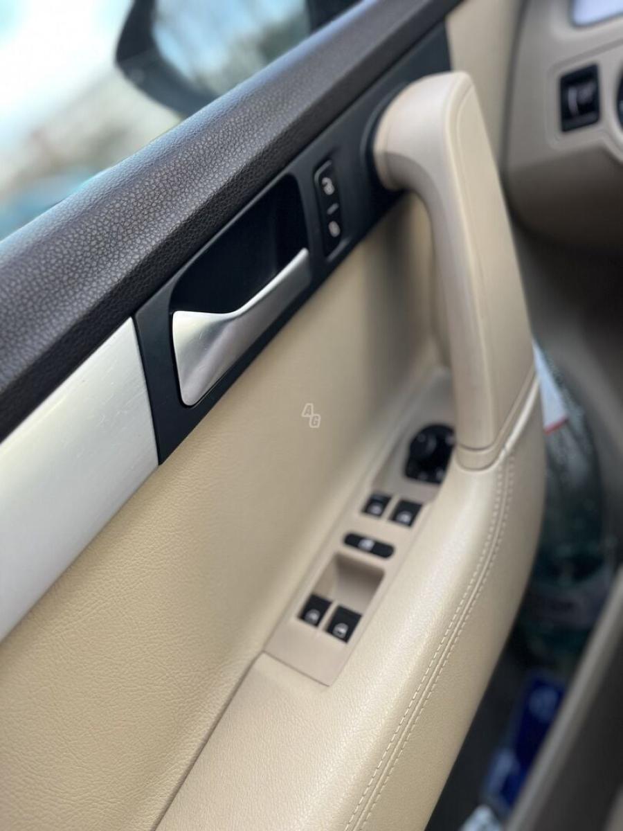 Brown Volkswagen Passat Alltrack 2014 in Klaipeda, with an engine capacity of 2.00 L and mileage of 420 thousand km for 5600 €, photo 11 on AUTOMOTO.COM.LV