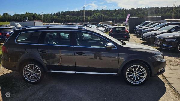Brown Volkswagen Passat Alltrack 2015 in Vilnius, with an engine capacity of 2.00 L and mileage of 267 thousand km for 8300 €, photo 6 on AUTOMOTO.COM.LV