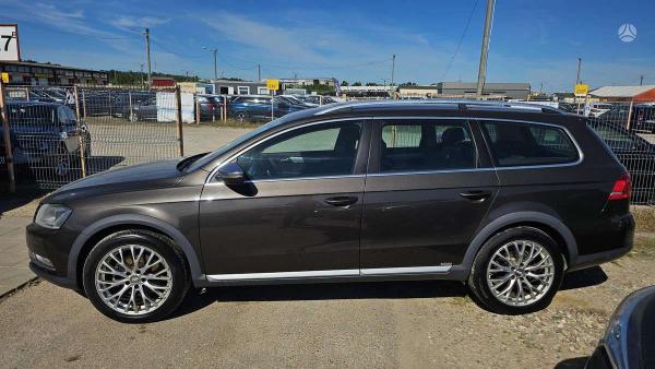 Brown Volkswagen Passat Alltrack 2015 in Vilnius, with an engine capacity of 2.00 L and mileage of 267 thousand km for 8300 €, photo 8 on AUTOMOTO.COM.LV