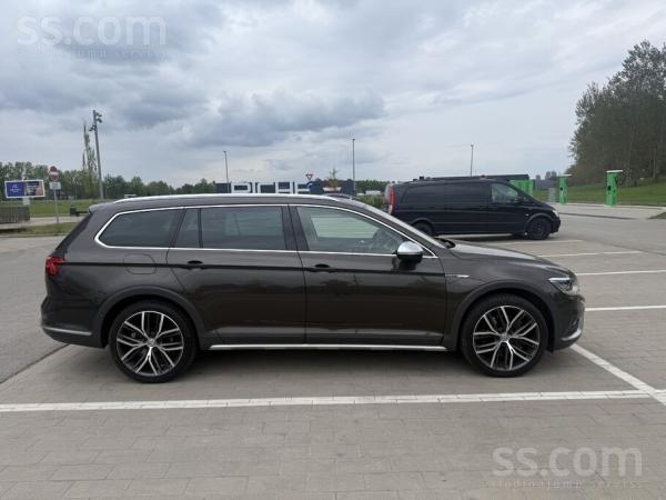 Brown Volkswagen Passat Alltrack 2016 in Riga, with an engine capacity of 2.00 L and mileage of 300 thousand km for 14590 €, photo 4 on AUTOMOTO.COM.LV