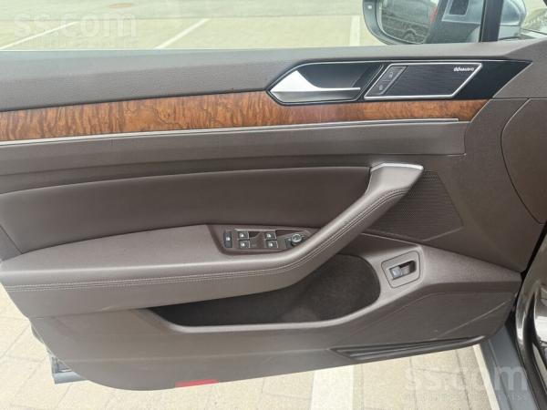 Brown Volkswagen Passat Alltrack 2016 in Riga, with an engine capacity of 2.00 L and mileage of 300 thousand km for 14590 €, photo 9 on AUTOMOTO.COM.LV